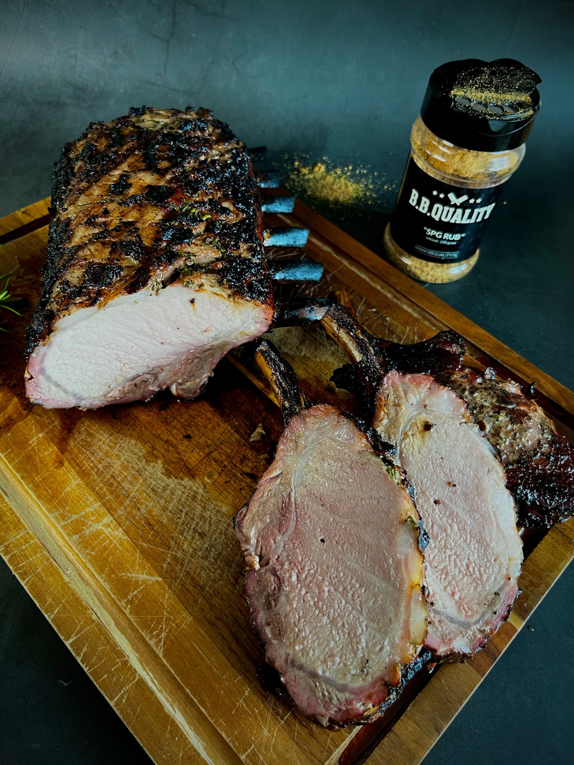 Iberico rack met kruidige honing glaze - The Grilling Bastard